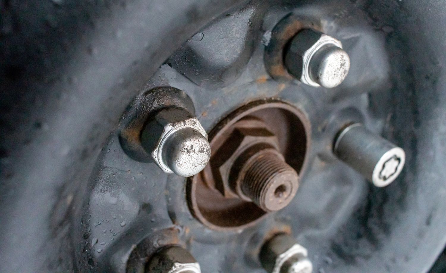 How To Tighten Lug Nuts Without A Torque Wrench ThreeTwoHome